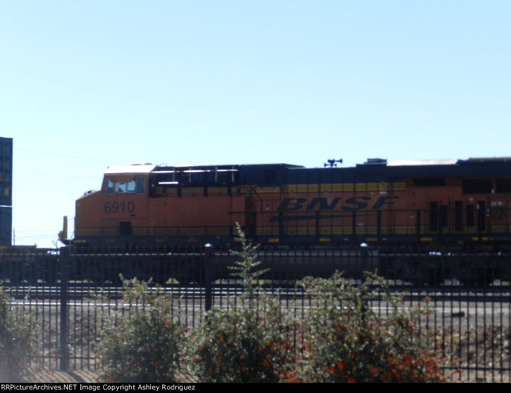 BNSF 6910